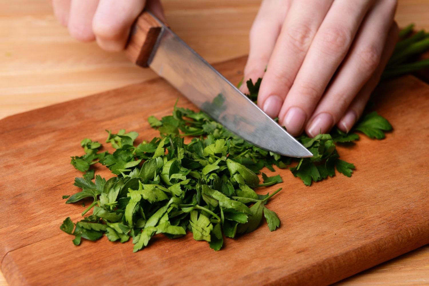 Comment ciseler, hacher et couper le persil avec un couteau